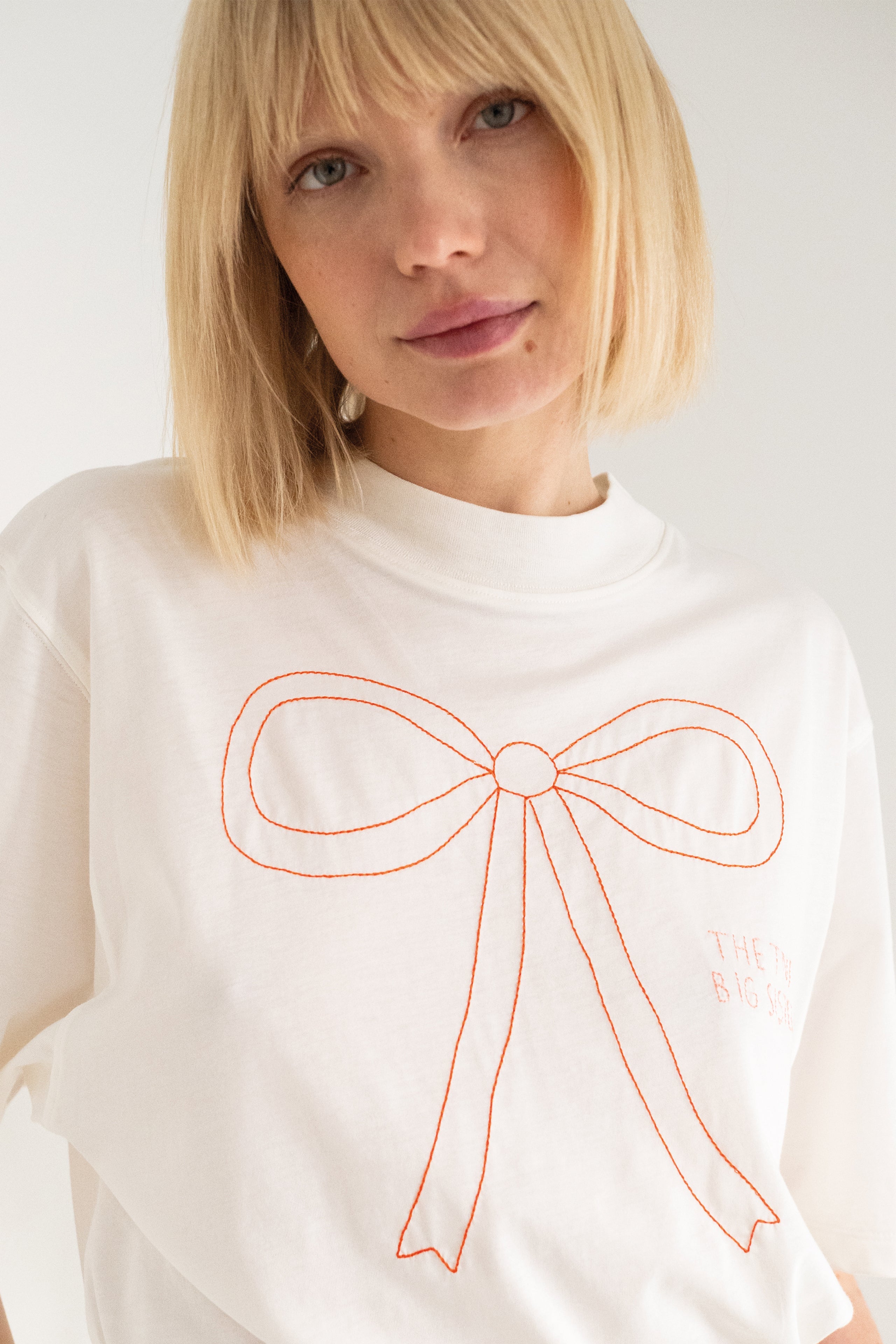 EMBROIDERED BOW TEE off-white | THE TINY BIG SISTER